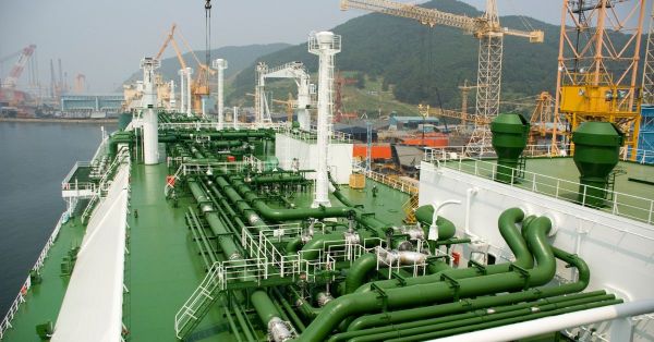 LNG-Powered Ships: Pros and Cons of Marine Fuel