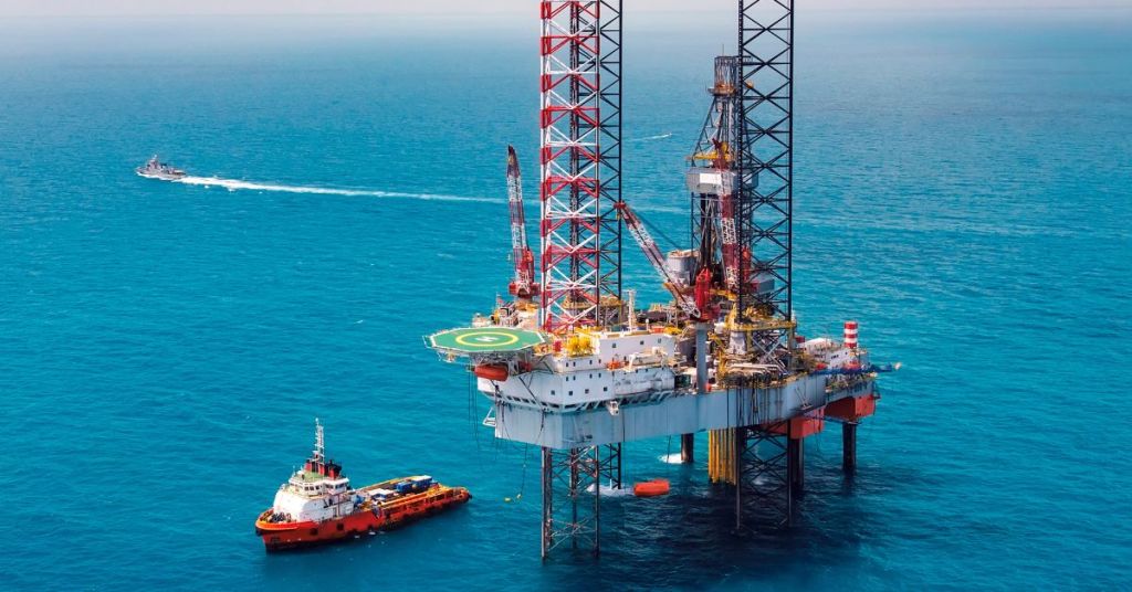 Exploring Offshore and Onshore Oil Rigs: Types and Innovations