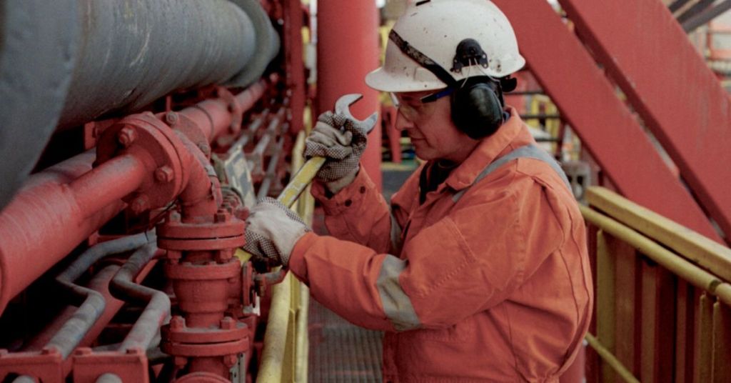 Life of an Oil Rig Worker: Behind the Scenes (Updated)