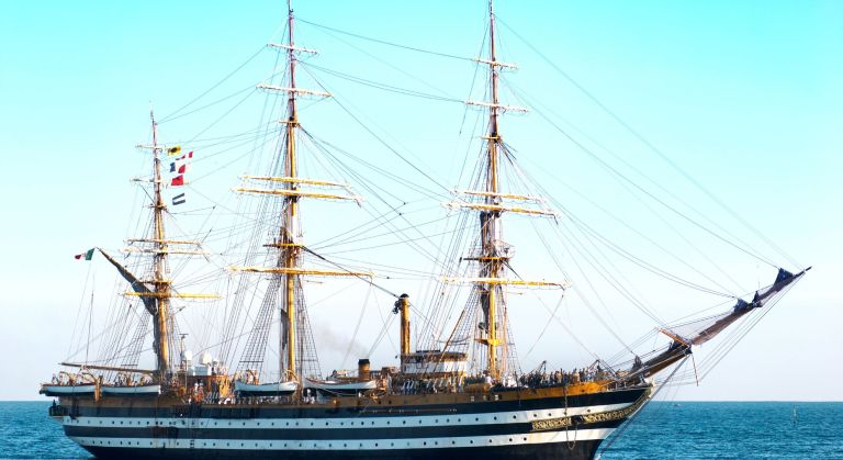 Exploring the Fascinating History of Sailing Ships (Updated)
