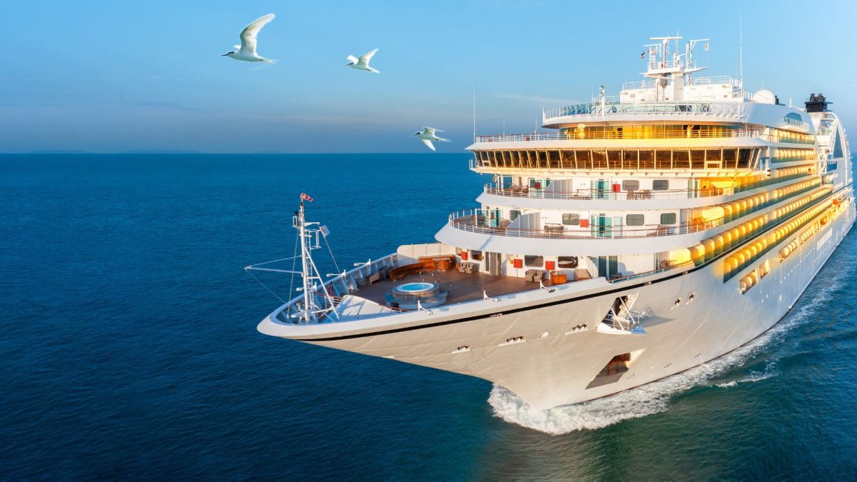 Ocean Liners vs Cruise Ships: Navigating Distinct Journeys (Updated)